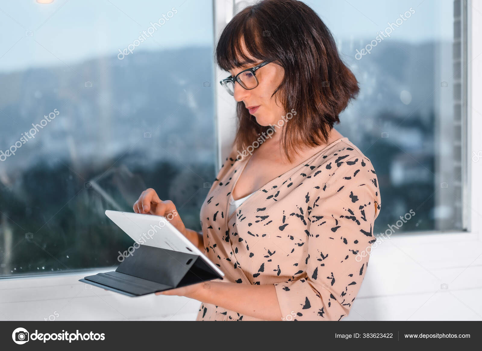 Session Young Entrepreneurs Office Young Caucasian Brunette Sending ...