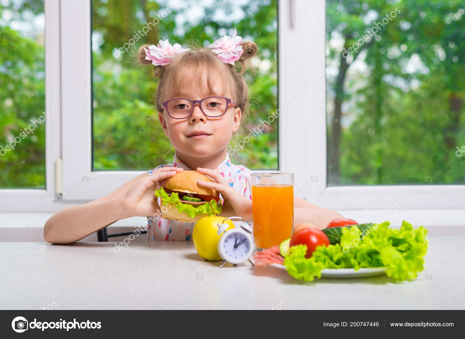 Niña Está Cenando Sentada Junto Ventana Comiendo Sano Almuerzo Escolar ...