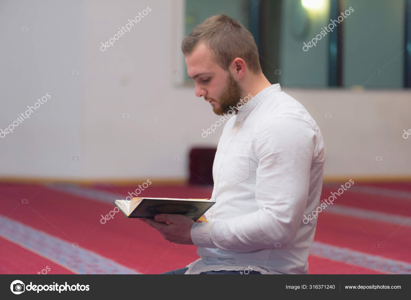 Religioso muçulmano homem orando dentro da bela grande mesquita, re ...