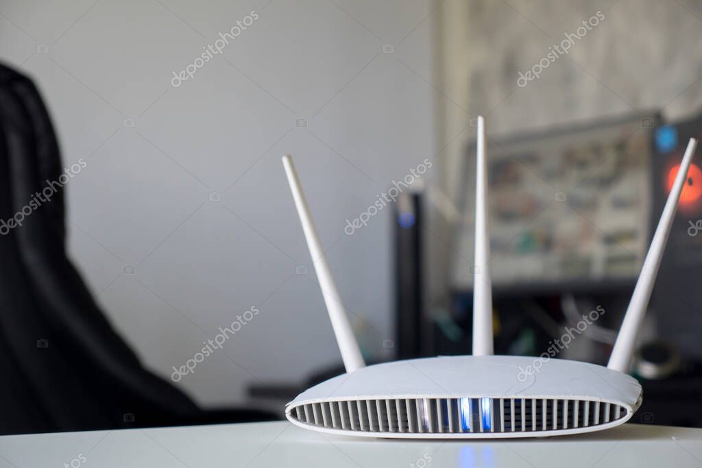 Primer plano de un router inalámbrico en la mesa en casa con fondo de ...