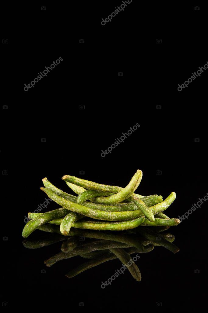 Snack vegetal saludable de judías verdes. Chips naturales. Verduras ...