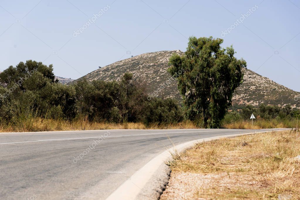 Carretera con una línea recta y una línea discontinua para manipulación ...