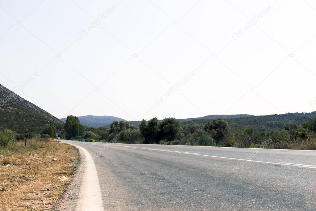 Carretera con una línea recta y una línea discontinua para manipulación ...