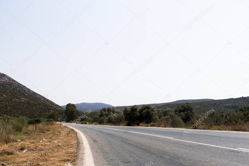 Carretera con una línea recta y una línea discontinua para manipulación ...