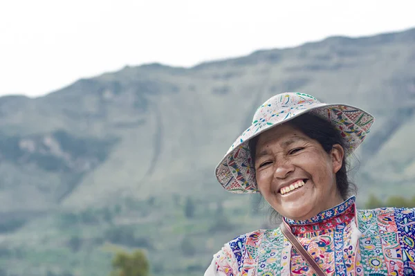 YANQUE, VALLE DE COLCA, PERÚ - 20 DE ENERO DE 2018: Retrato de una mujer nativa peruana no ...