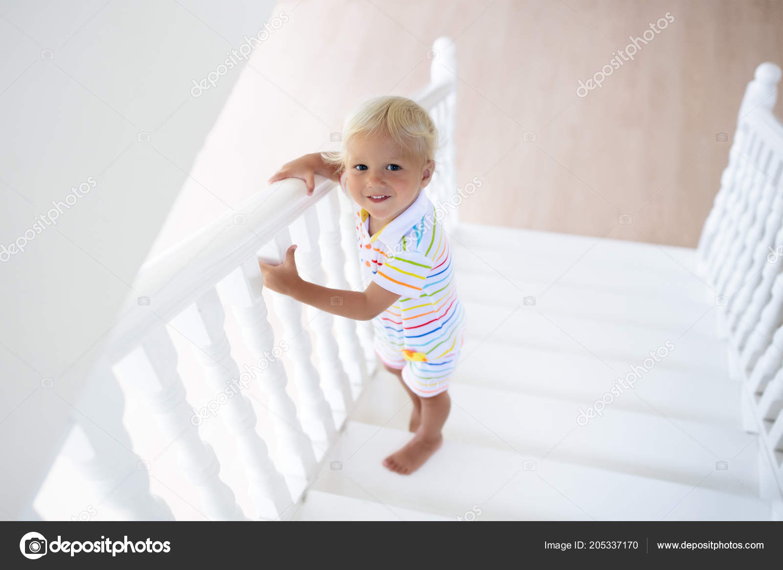 Kid Walking Stairs White House Baby Boy Playing Sunny Staircase — Stock ...
