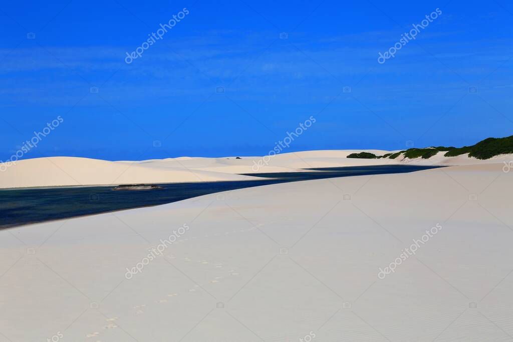 Hermoso paisaje de lagunas turquesas y dunas de arena blanca en el ...