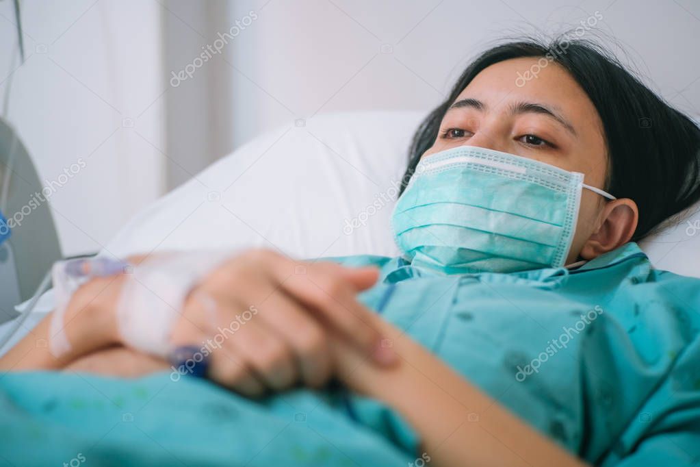 Acercamiento paciente joven acostada en la cama en el hospital con ...