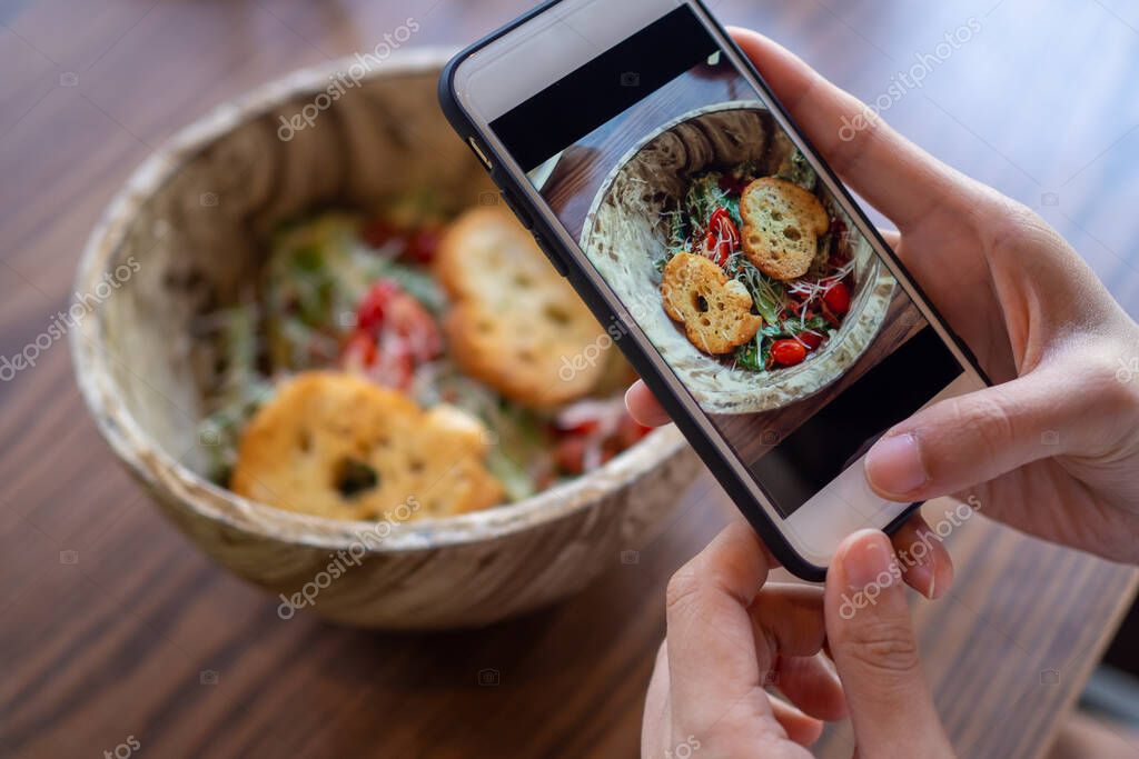 Mano utilizar el teléfono para tomar fotos o tomar fotos de la comida ...