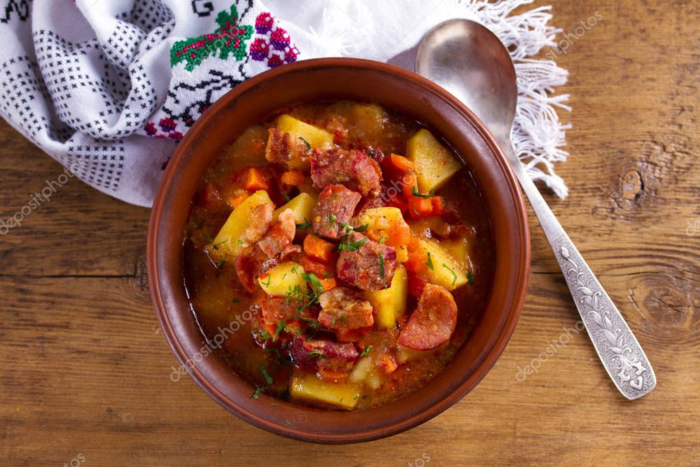 Sopa de Goulash bograch en un tazón. Plato húngaro. Guiso, hecho con ...