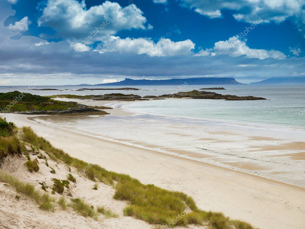 Con las islas de Eigg y Ron en el horizonte, una vista de Camusdarach ...