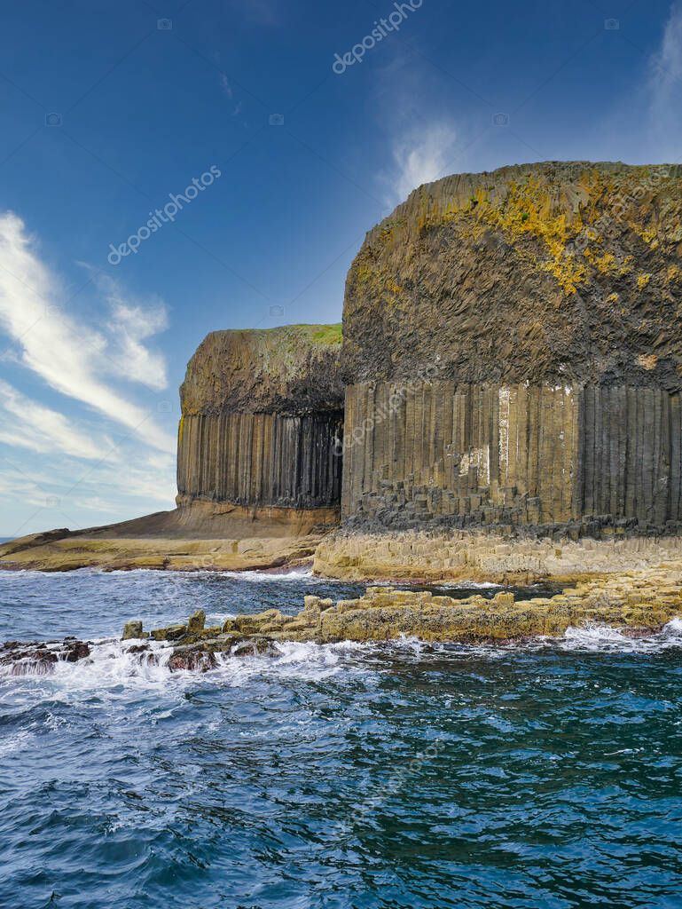 Rocas volcánicas de basalto articuladas en columna en las que las ...