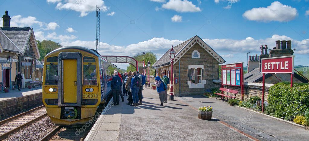 Turistas en Settle Station esperan para abordar el tren a Carlisle, listo para cruzar el famoso ...