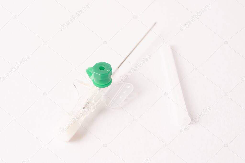 Cánula intravenosa o Branula aislada contra blanco 2023