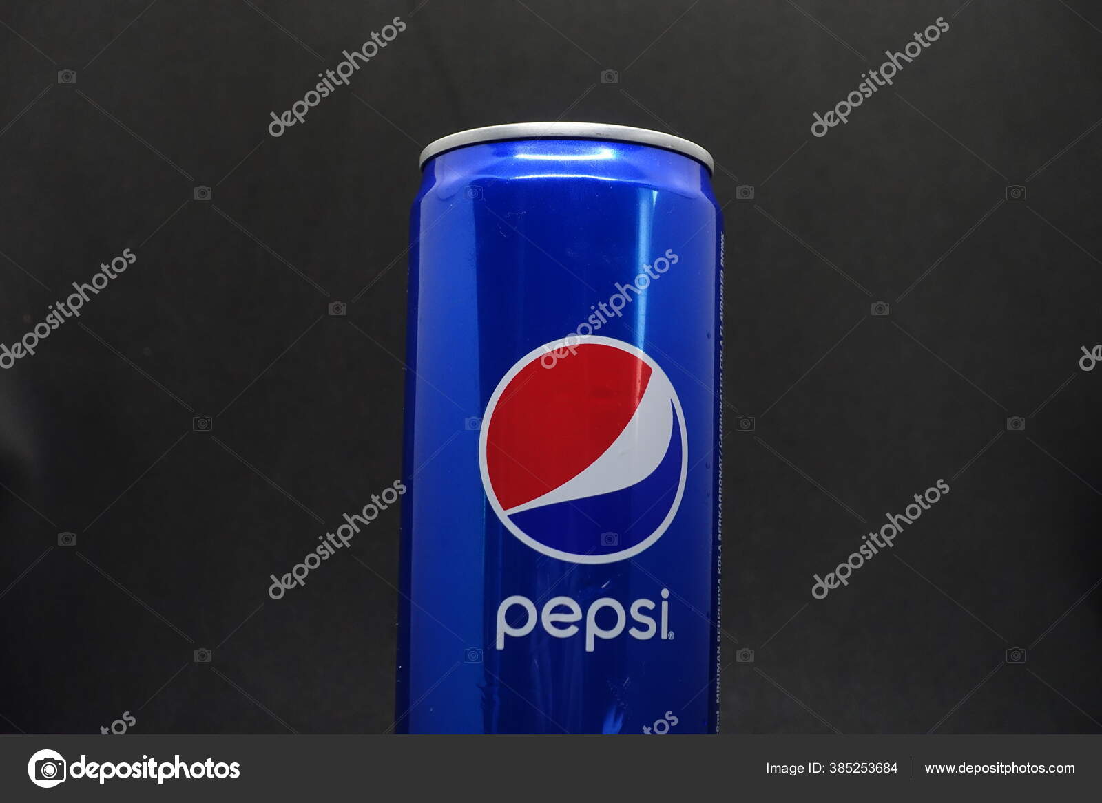 Una Lata Pepsi Azul Contra Fondo Negro Aislado — Foto editorial de ...