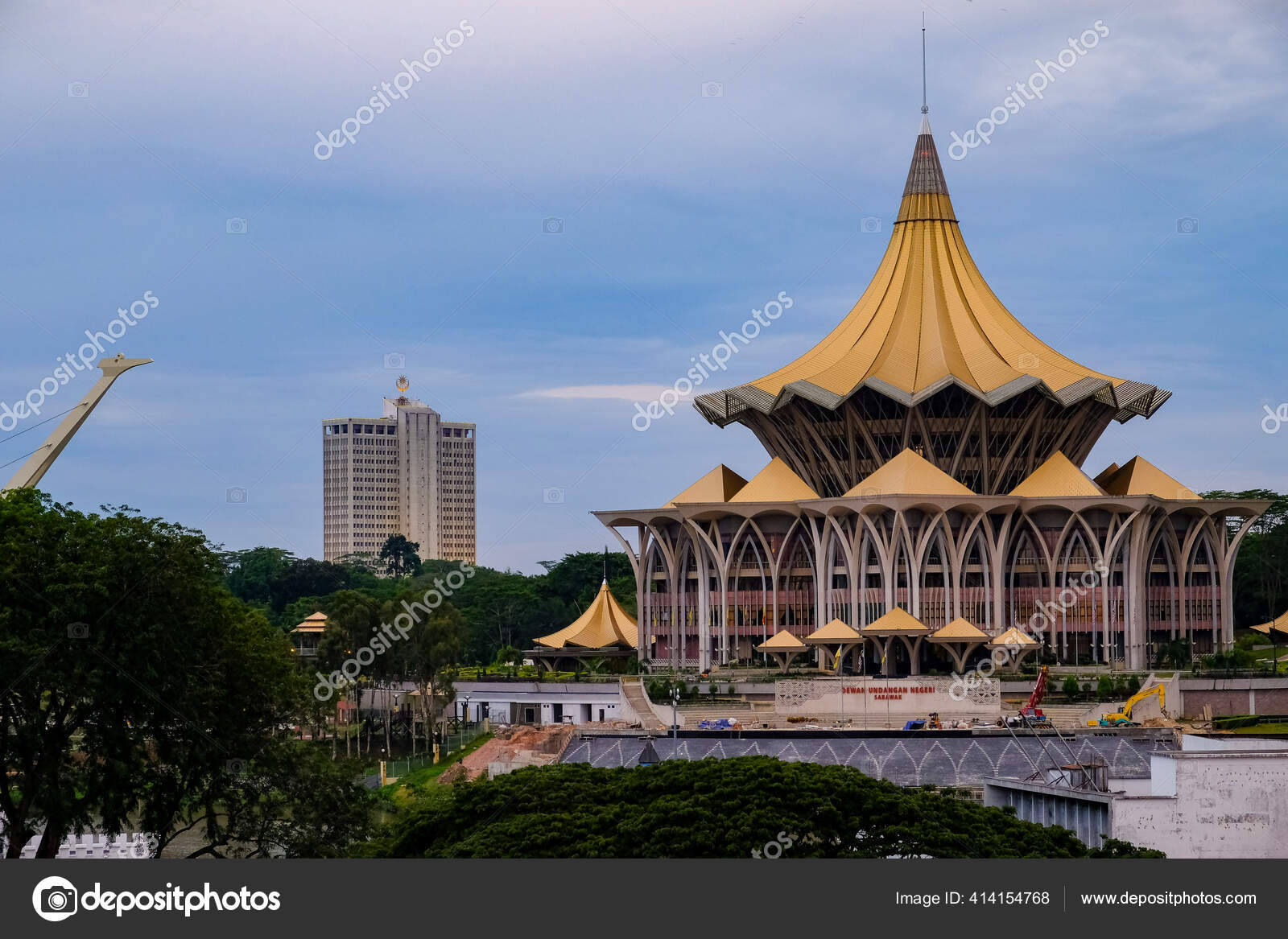 Dewan Undangan Negeri Sarawak Sunset – Stock Editorial Photo © fadhli ...