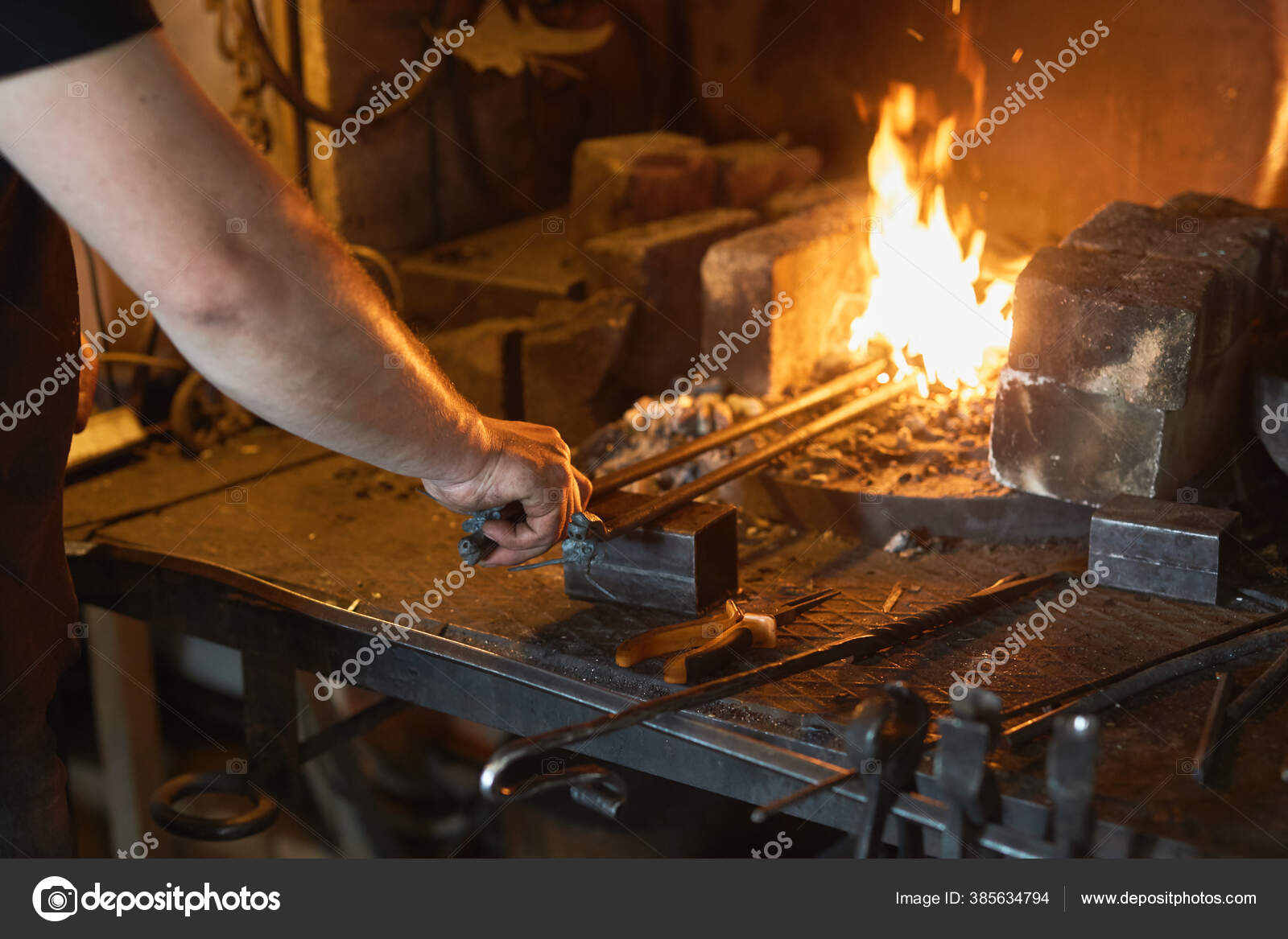 Herrero forjando manualmente sobre hierro en yunque en forja ...