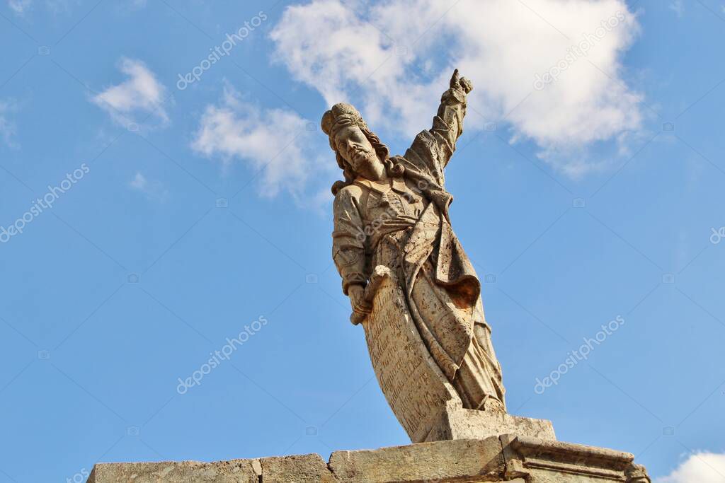 Vista de diferentes estatuas de profetas cristianos en Bon Jesus de ...