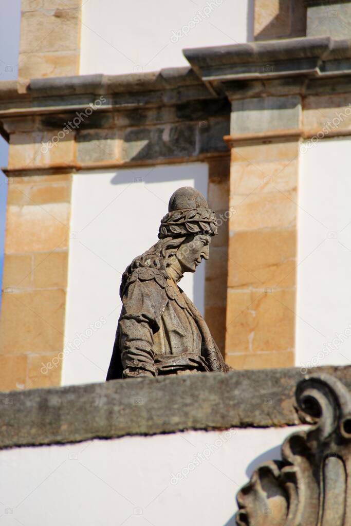 Vista de diferentes estatuas de profetas cristianos en Bon Jesus de ...