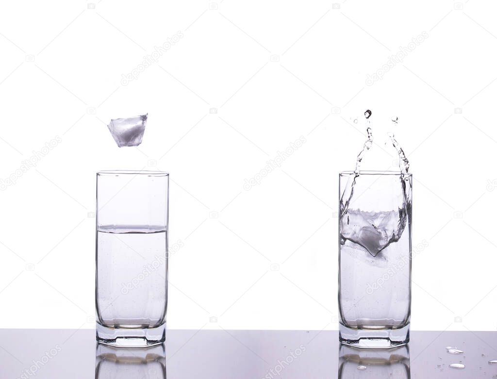 la caída de hielo en un marco de vaso de precipitados antes y el marco ...