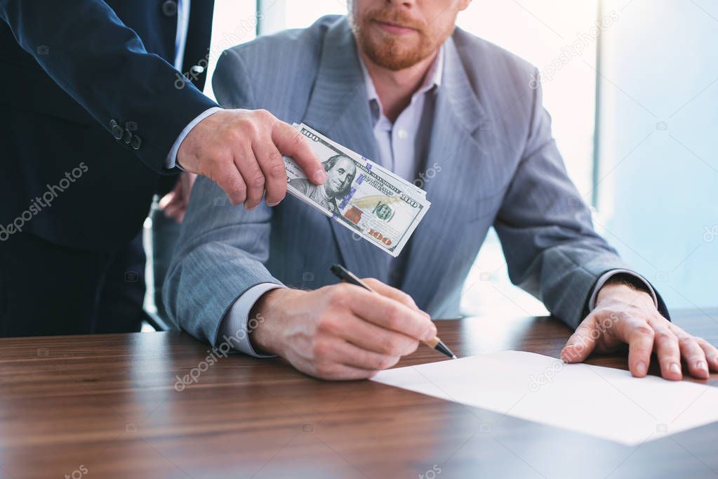 Funcionario deshonesto que da un soborno 2023