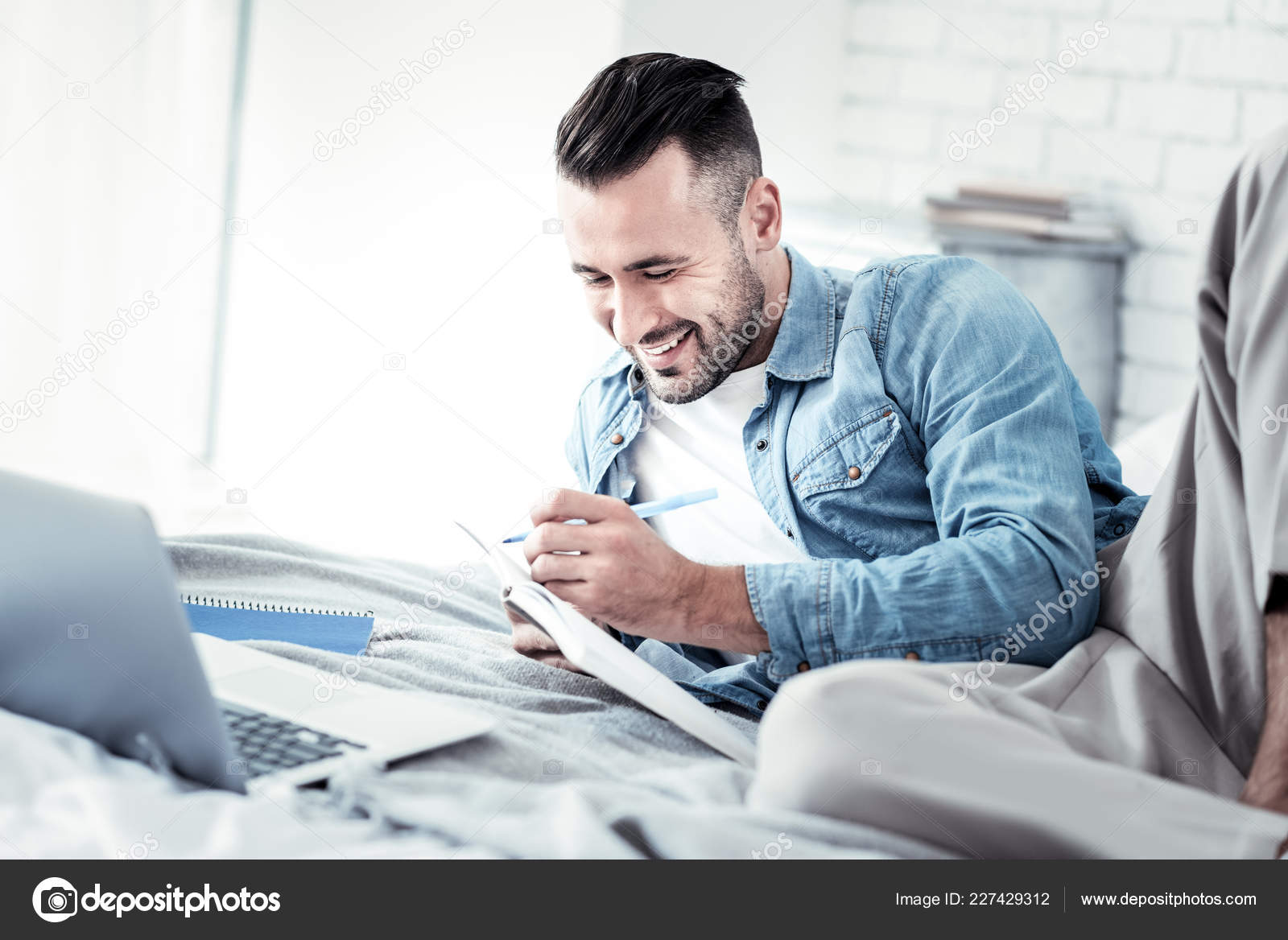 Tomando Notas Hombre Guapo Que Mantiene Sonrisa Cara Cabeza Inclinada ...