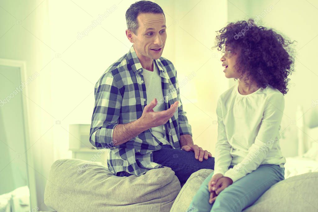 Ambicioso adulto explicando cosas dif ciles a su hija interesada. 2024