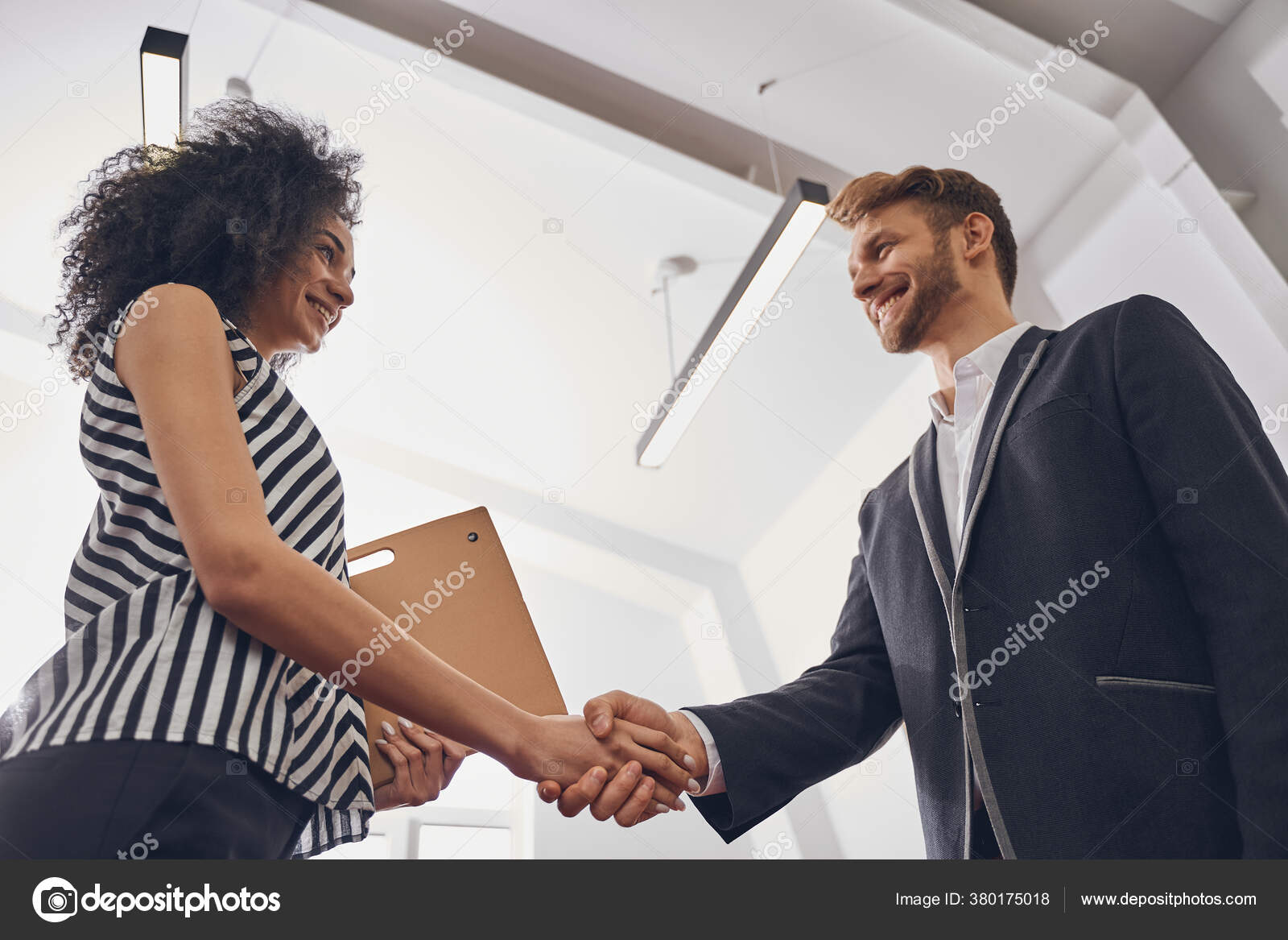 Dos personas sonrientes de negocios saludándose: fotografía de stock ...