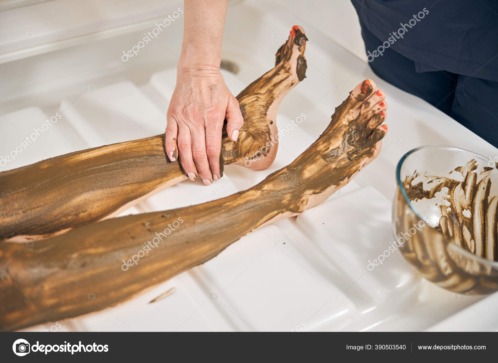 Preparing the client for full body wrap procedure — Stock Photo ...