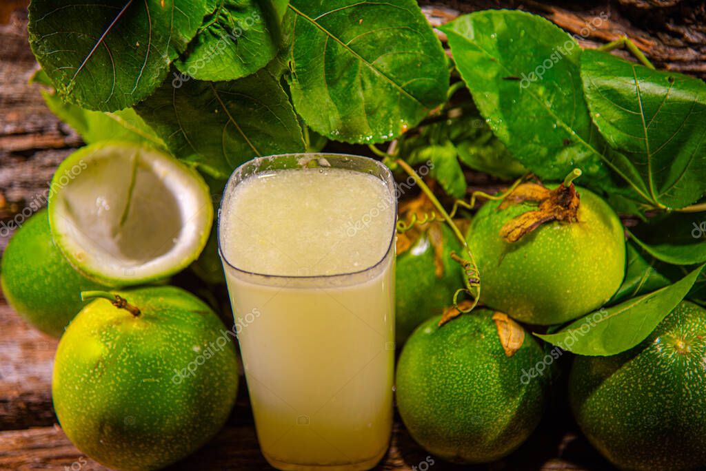 Frutas y zumo de maracuyá (Passiflora edulis). Fruta tropical. Bebida ...