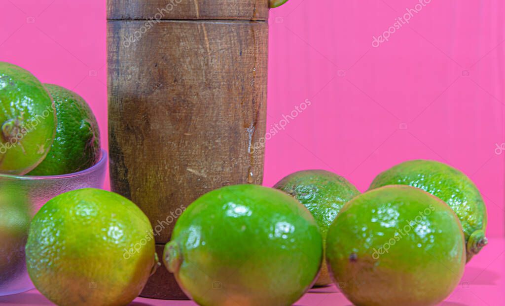 Cesta de mimbre con limón Limón cítrico. Citrus latifolia. Cítricos ...