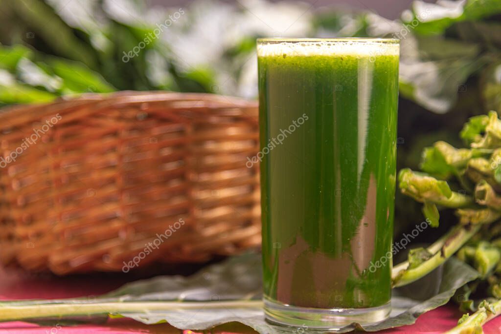 Jugo verde. Bebida desintoxicante. Bebida adelgazante. Hojas de col ...