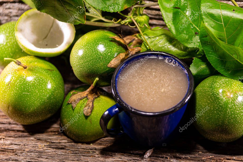 Jugo de maracuyá. Hay más de 530 especies de maracuyá, sin embargo ...