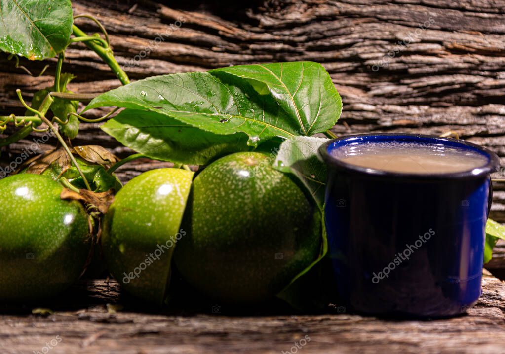 Jugo de maracuyá. Hay más de 530 especies de maracuyá, sin embargo ...