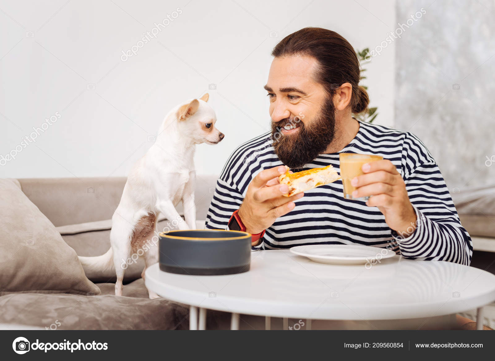 Bearded man eating cheesecake and drinking latte — Stock Photo © Dmyrto ...
