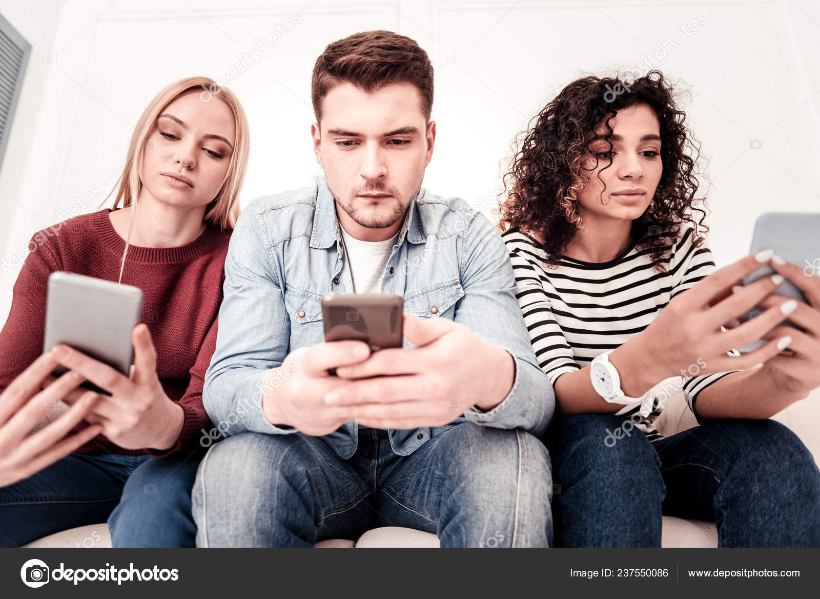 Jóvenes inteligentes usando sus teléfonos inteligentes — Foto de stock ...