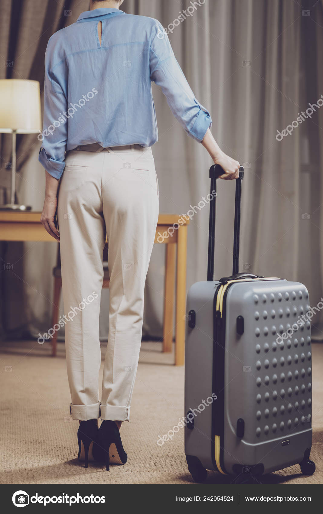 Equipaje Presentable Hermosa Mujer Traje Oficial Pie Medio Del Gabinete ...