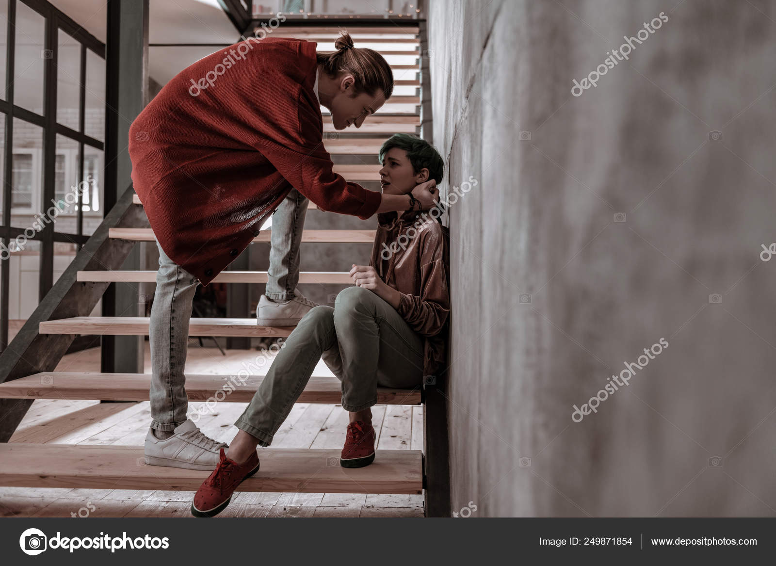 Young just married couple having big nervous fight at home — Stock ... Young just married couple having big nervous fight at home — Stock ...