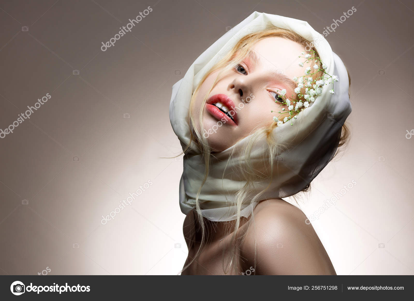 Young Blue Eyed Model Posing With White Silk Scarf On Head — Stock