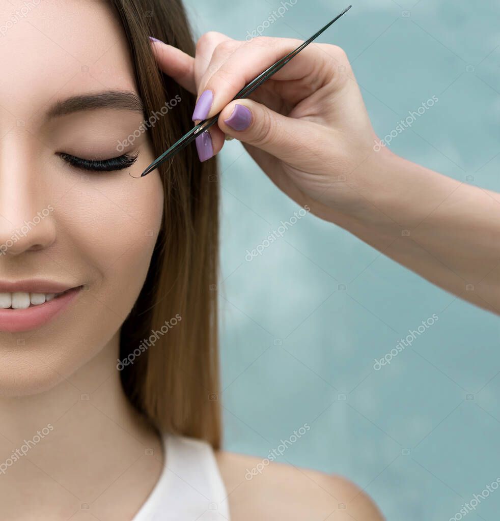 Procedimiento de extensión de pestañas. Modelo de Belleza con Piel ...