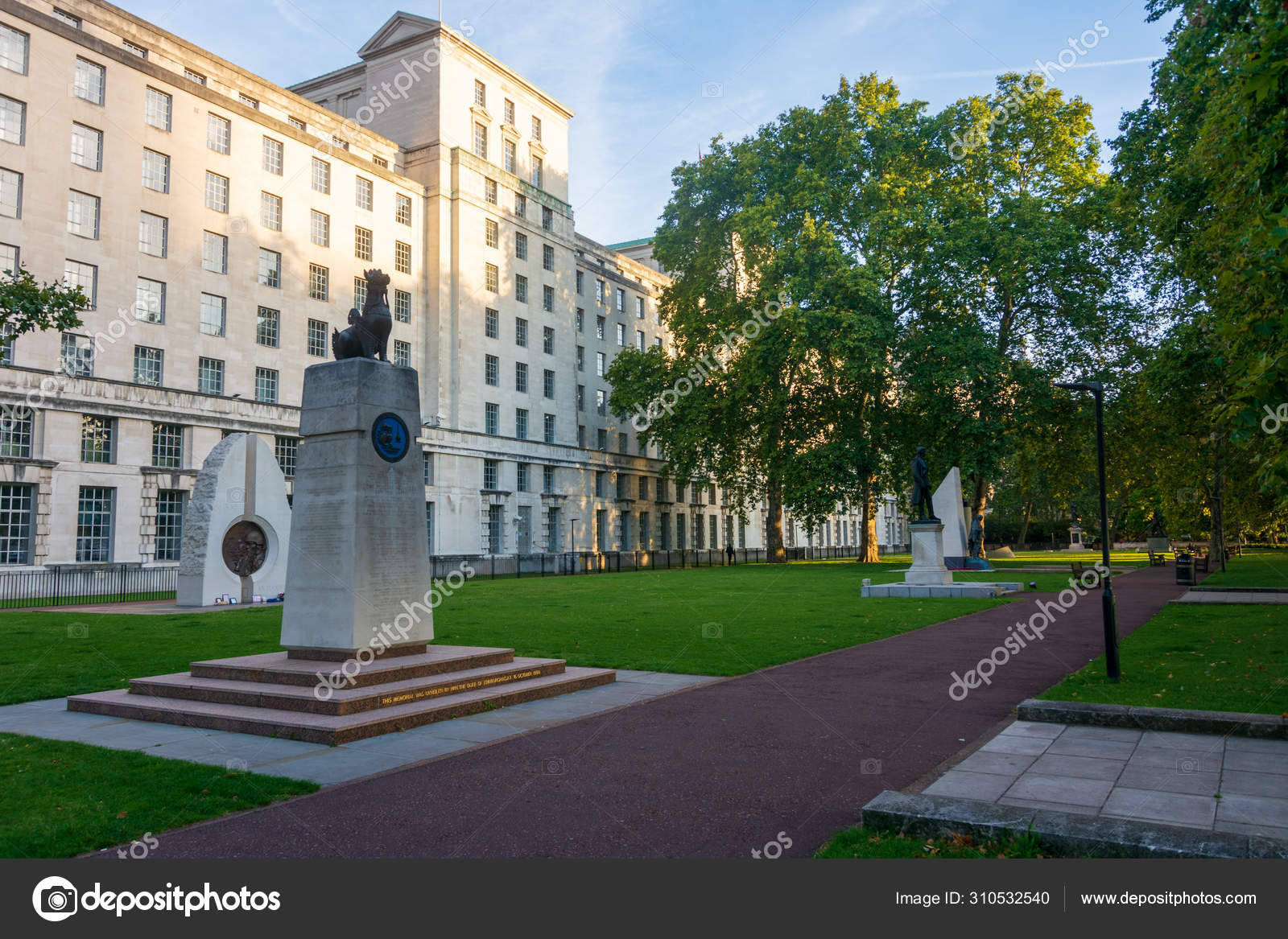 Victoria Embarkment Gardens with war memorials – Stock Editorial Photo ...