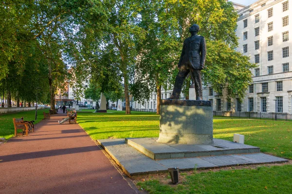 Victoria Embarkment Gardens with war memorials – Stock Editorial Photo ...