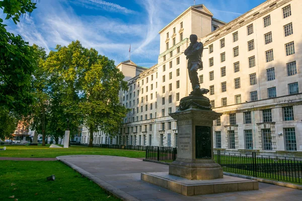 Victoria Embarkment Gardens with war memorials – Stock Editorial Photo ...