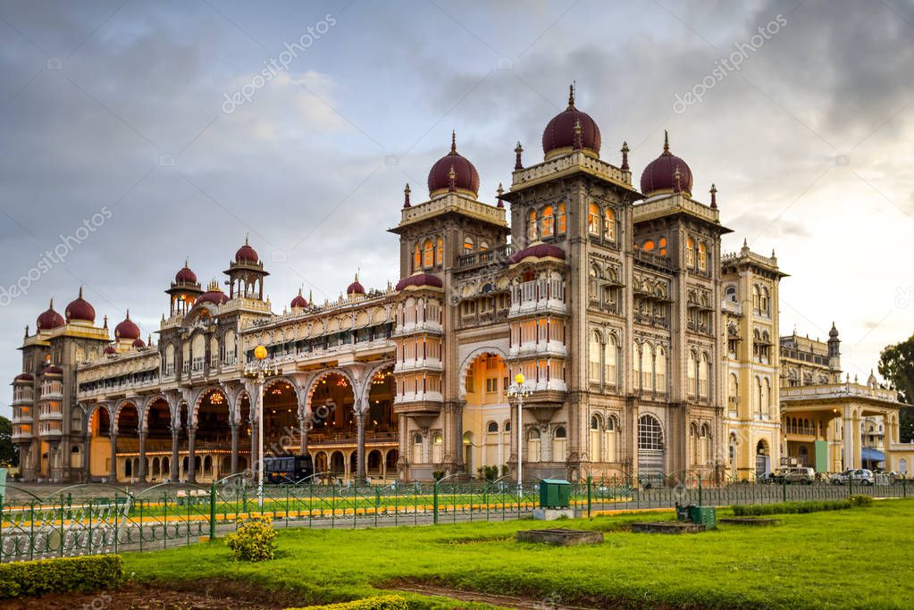 El majestuoso Palacio Mysore conocido también como Palacio Ambavilas contra un dramático cielo ...
