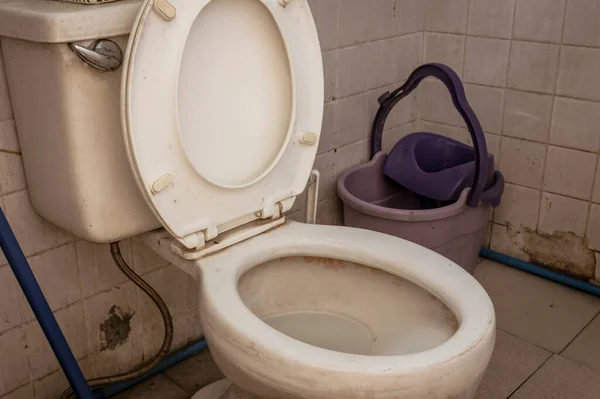 Inodoro sucio fotos de stock, imágenes de Inodoro sucio sin royalties ...