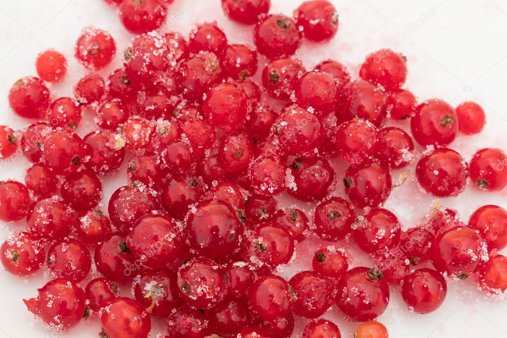 una masa de grosellas rojas azucaradas en un plato blanco 2022