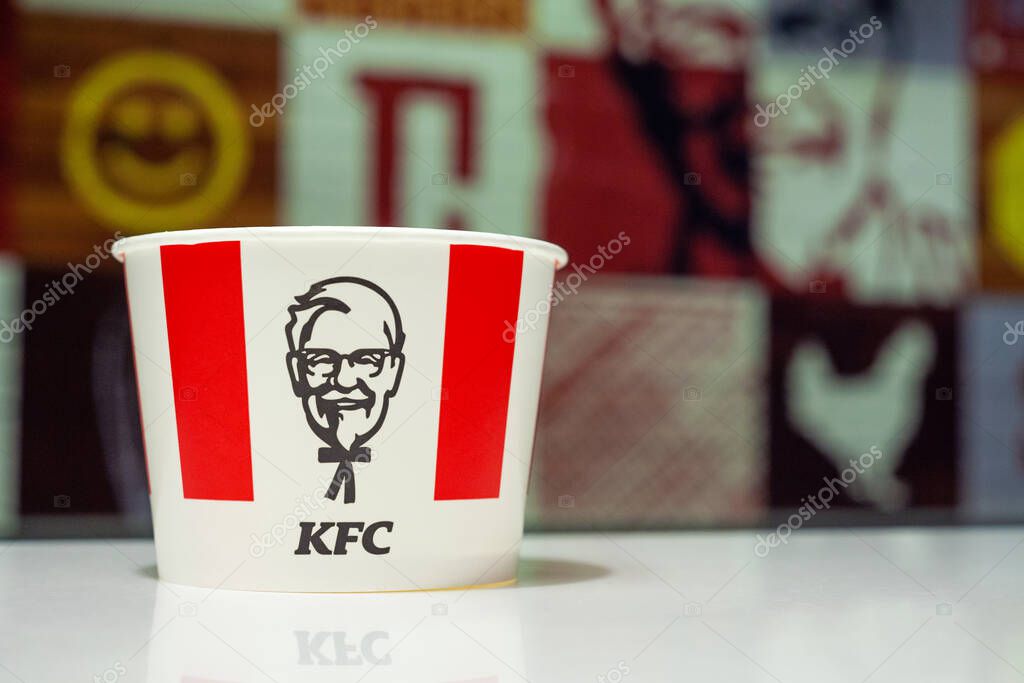 Minsk, Bielorrusia - 10 de agosto de 2019: Cubo con el logotipo de KFC ...