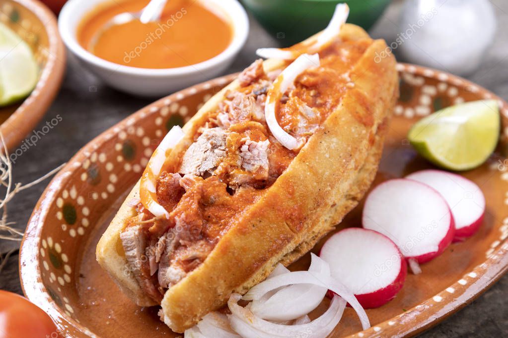 Pastel de cerdo ahogado con salsa. Comida típica mexicana de ...