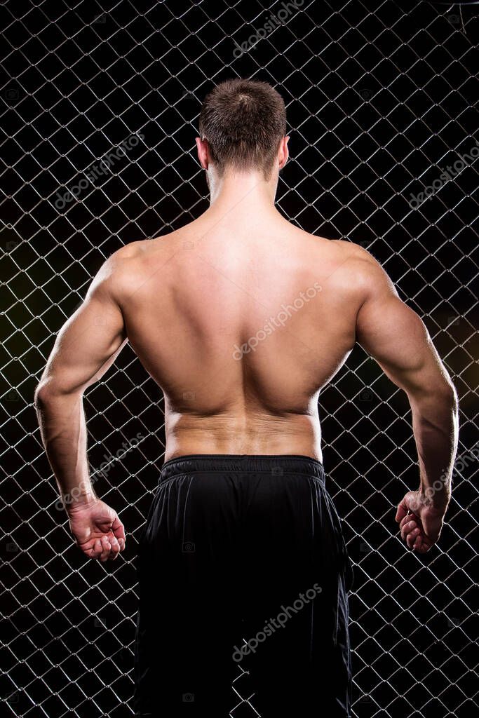 El hombre del cuerpo perfecto está mostrando su cuerpo perfecto 2023