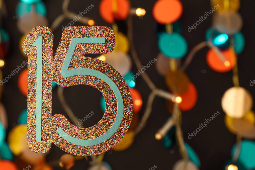 Brillante número 15 con fondo confeti naranja y azul con luces. 15 años ...